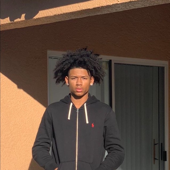 Valentino's Closet (@valentino_hart) | Poshmark